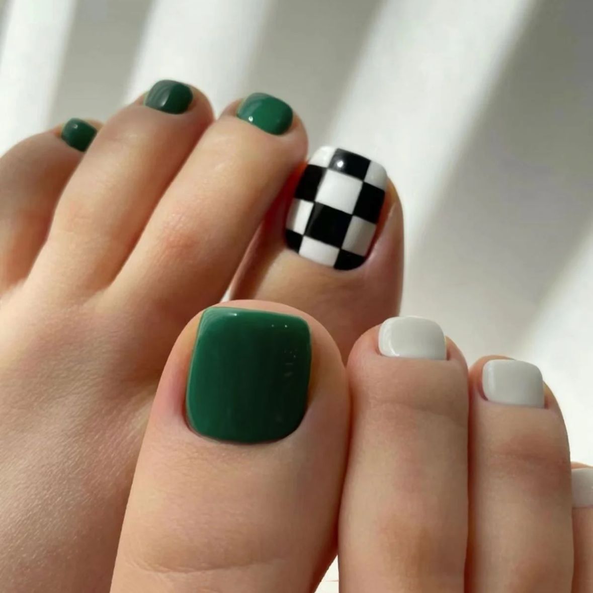 Longest hour Checkered Green Press On Toenails – RainyRoses